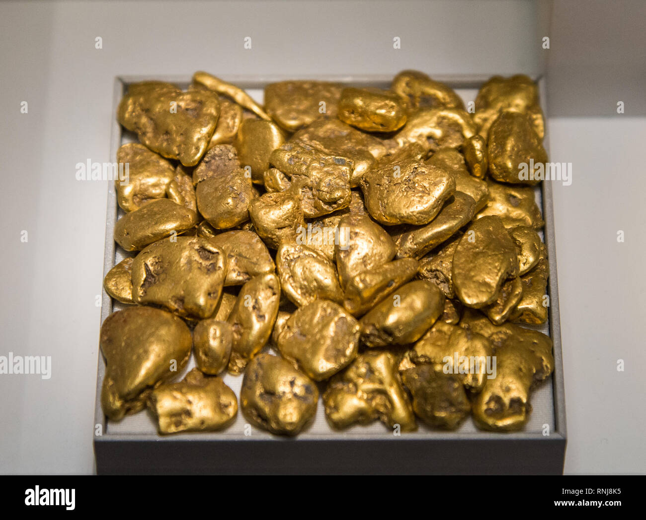 Gold nuggets hi-res stock photography and images - Alamy