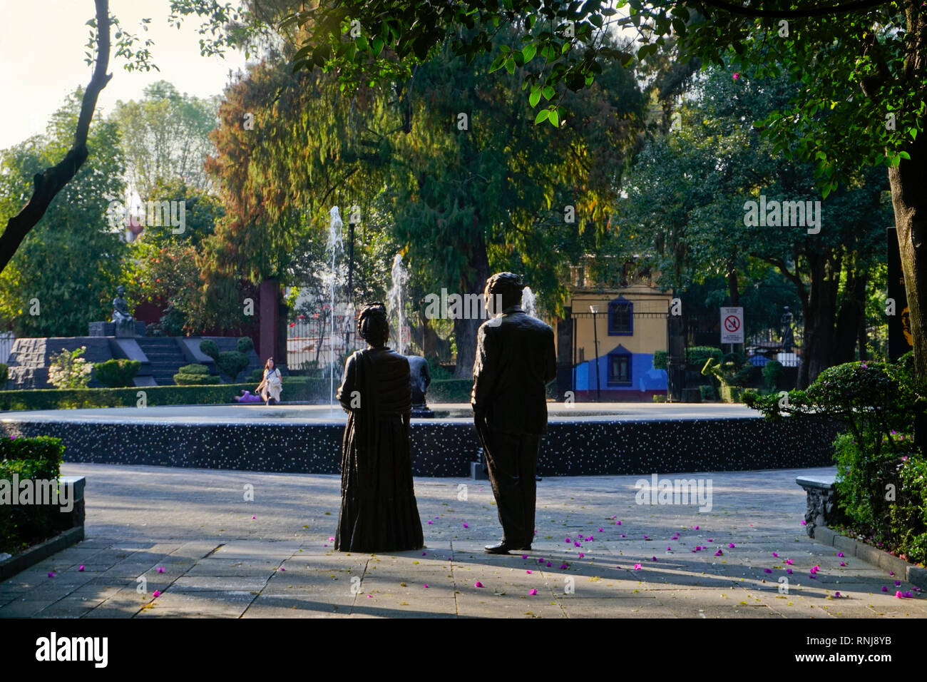 Bronze statues of Frida Kahlo and Diego Rivera in Parque Frida Kahlo in ...