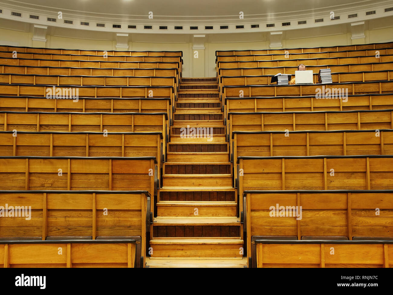 Student with laptop in traditional lecture hall Stock Photo - Alamy