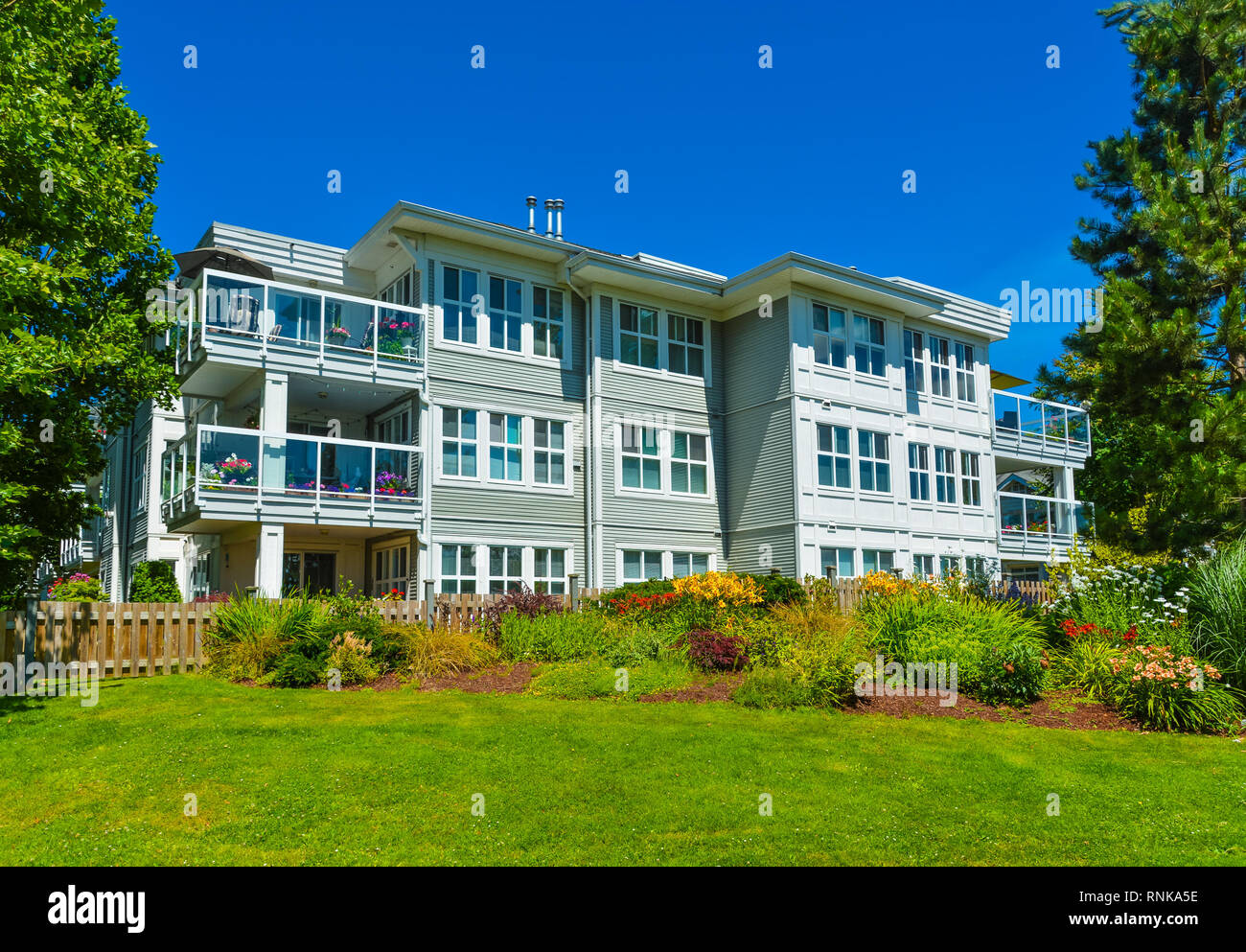 American apartment building hi-res stock photography and images - Alamy