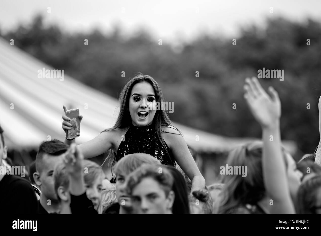 Concert crowd girls hi-res stock photography and images - Alamy