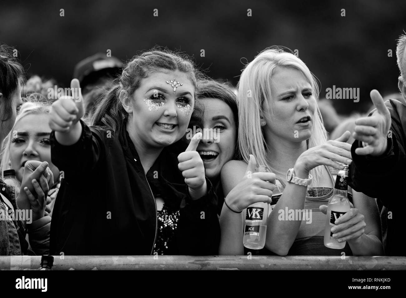 Concert crowd girls hi-res stock photography and images - Alamy