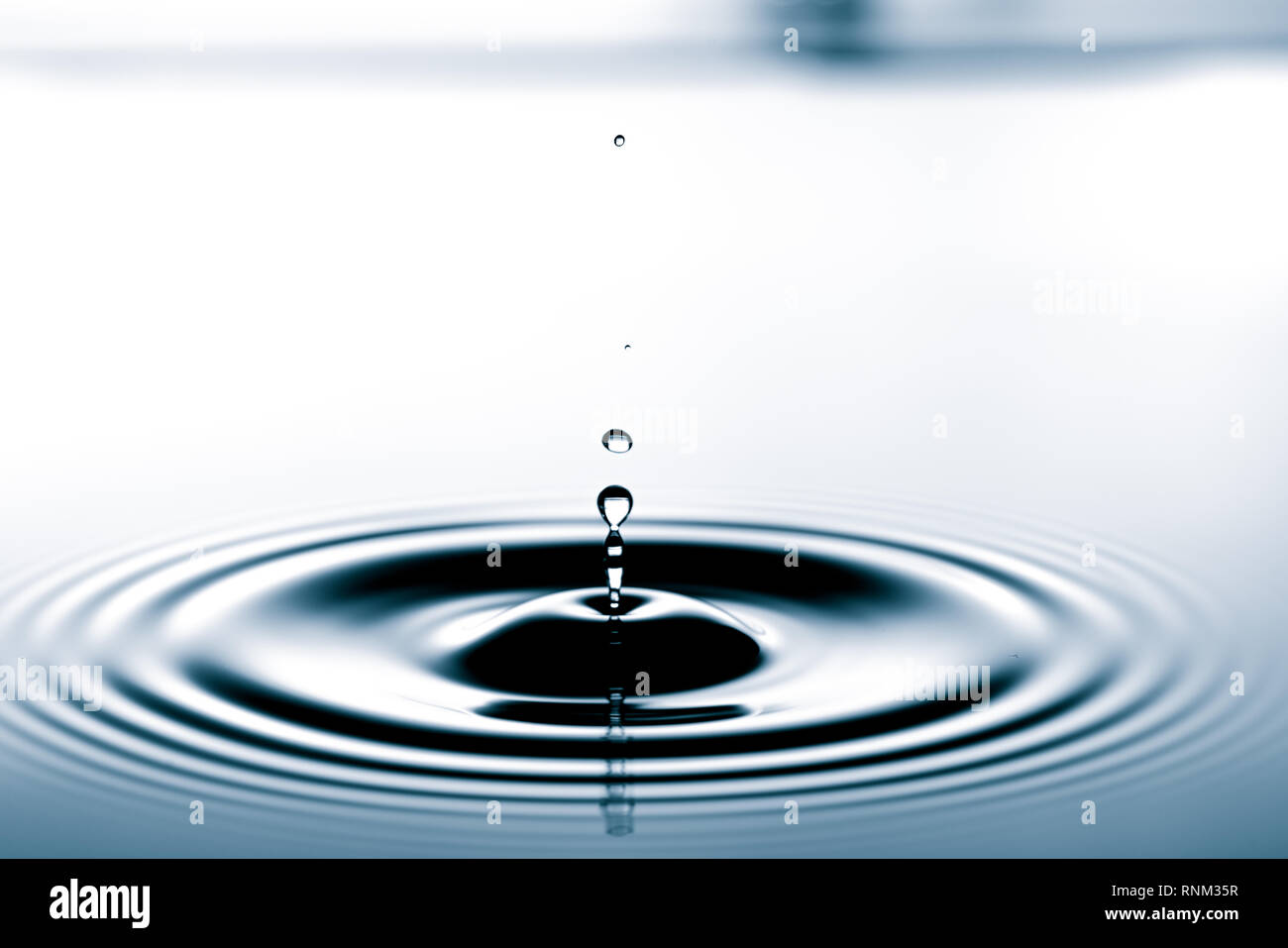 Splash of the falling drops of water Stock Photo - Alamy