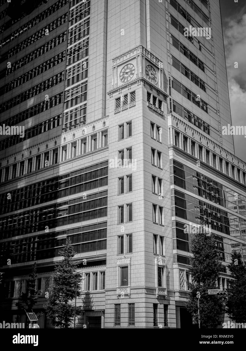 Office buildings and modern architecture in Tokyo downtown Stock Photo ...