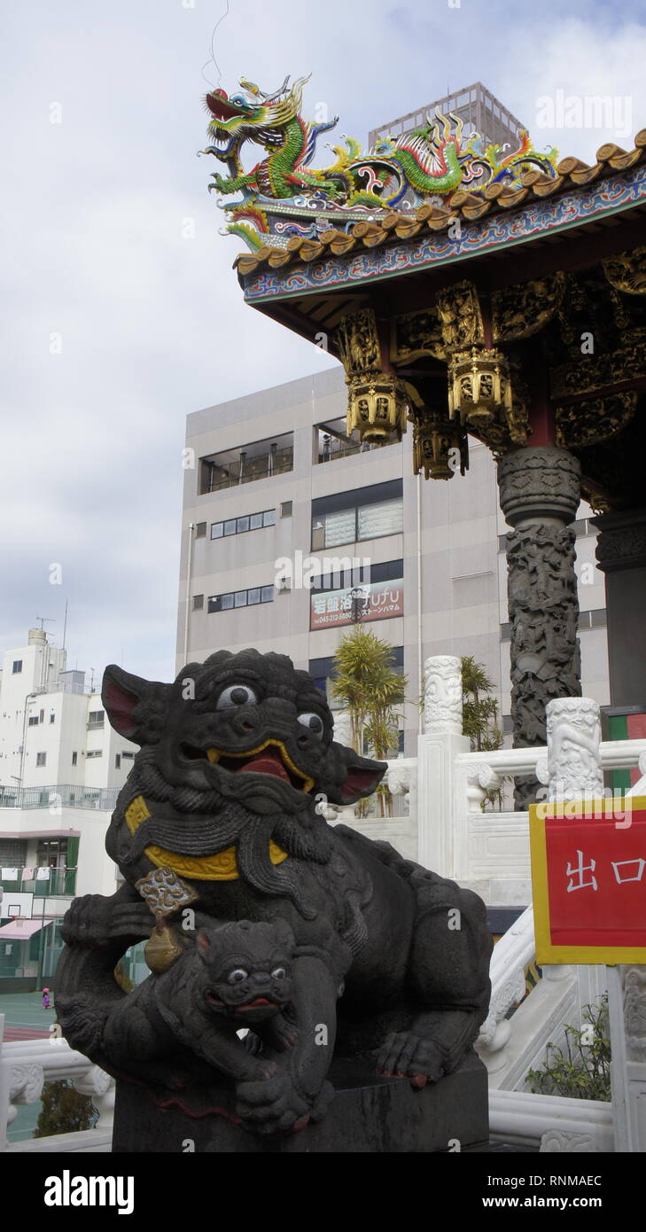 Dragon guarding temple hi-res stock photography and images - Alamy