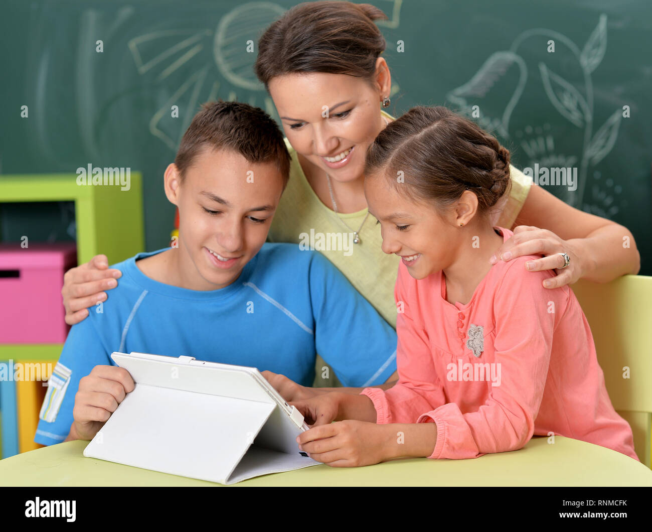 Mother children sitting table hi-res stock photography and images - Alamy
