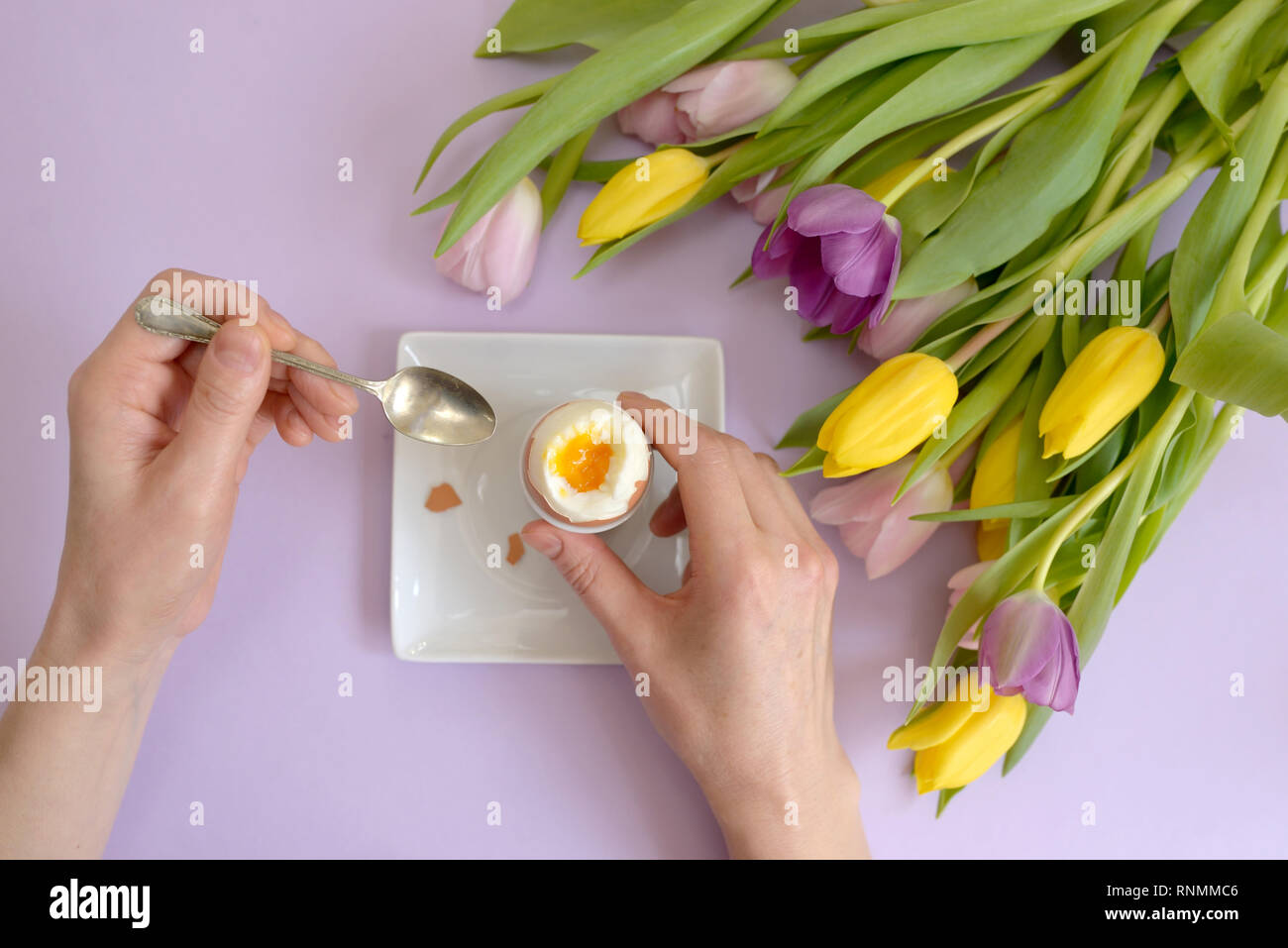 Over cooked boiled egg hi-res stock photography and images - Alamy