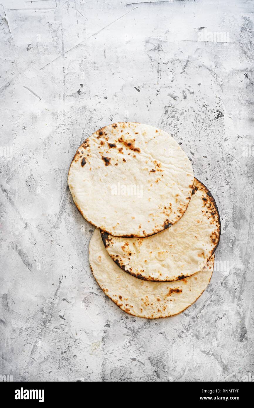 Plain grilled soft tacos top view Stock Photo - Alamy