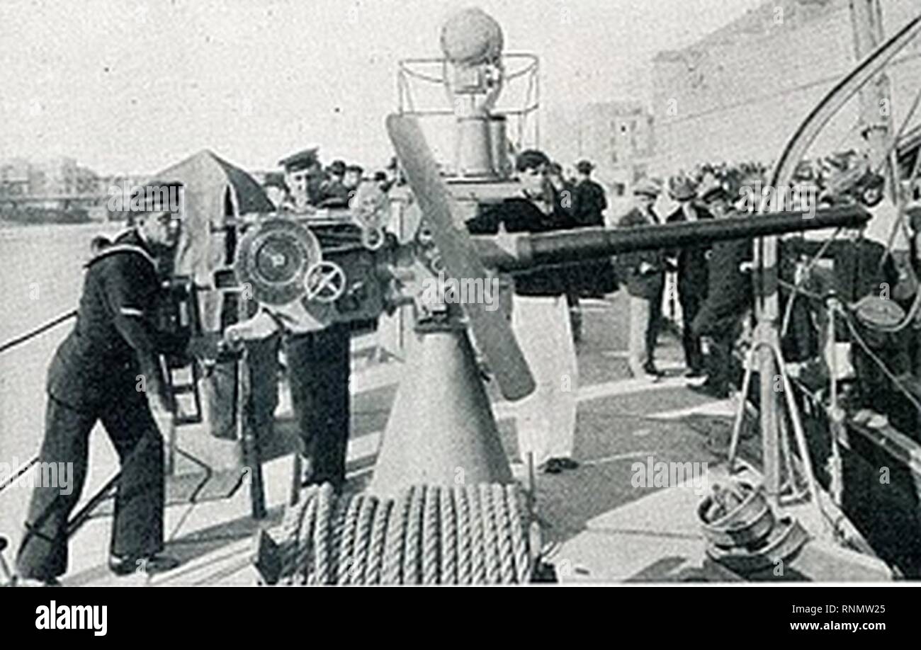 Cañon Vickers 47 mm Stock Photo - Alamy