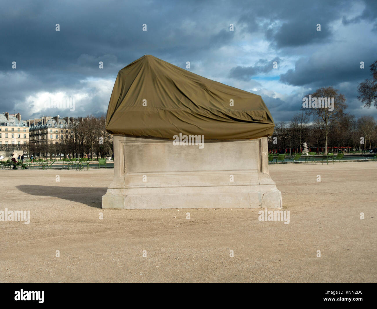 Covered statue hi-res stock photography and images - Alamy
