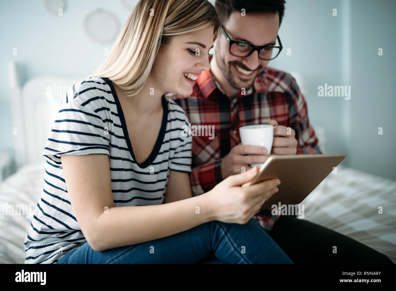 Beautiful couple joy tablet shopping hi-res stock photography and images - Alamy