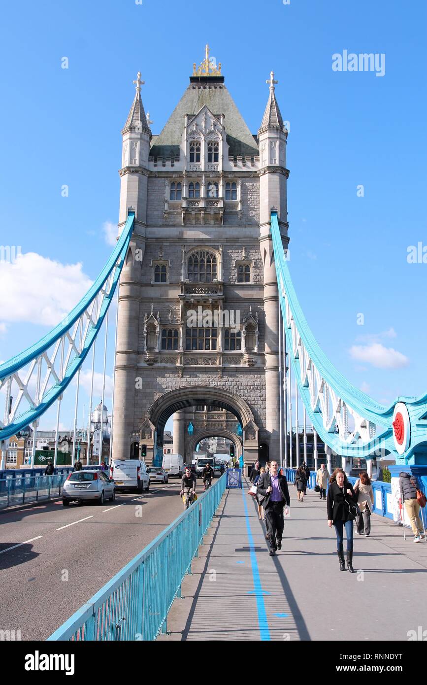 People cross tower bridge hi-res stock photography and images - Alamy