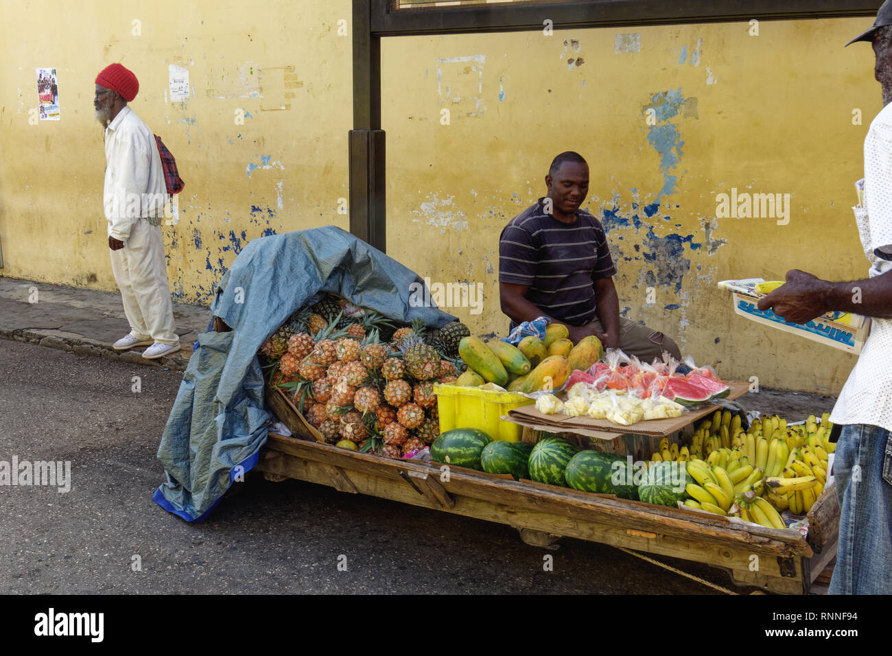 Fresh fruit vendor hi-res stock photography and images - Alamy