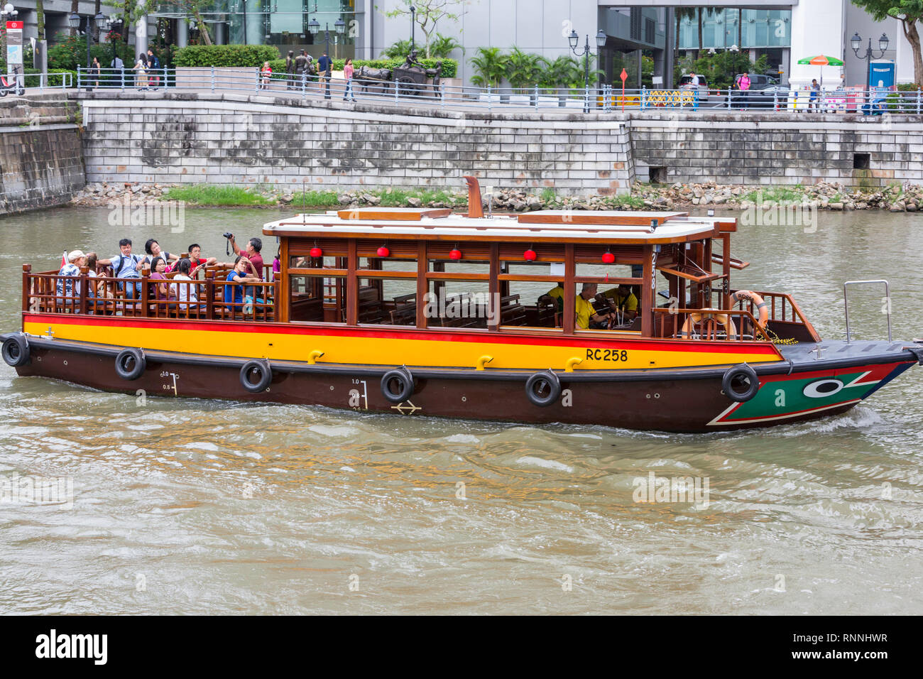 Singapore River Water Taxi, Singapore Stock Photo - Alamy