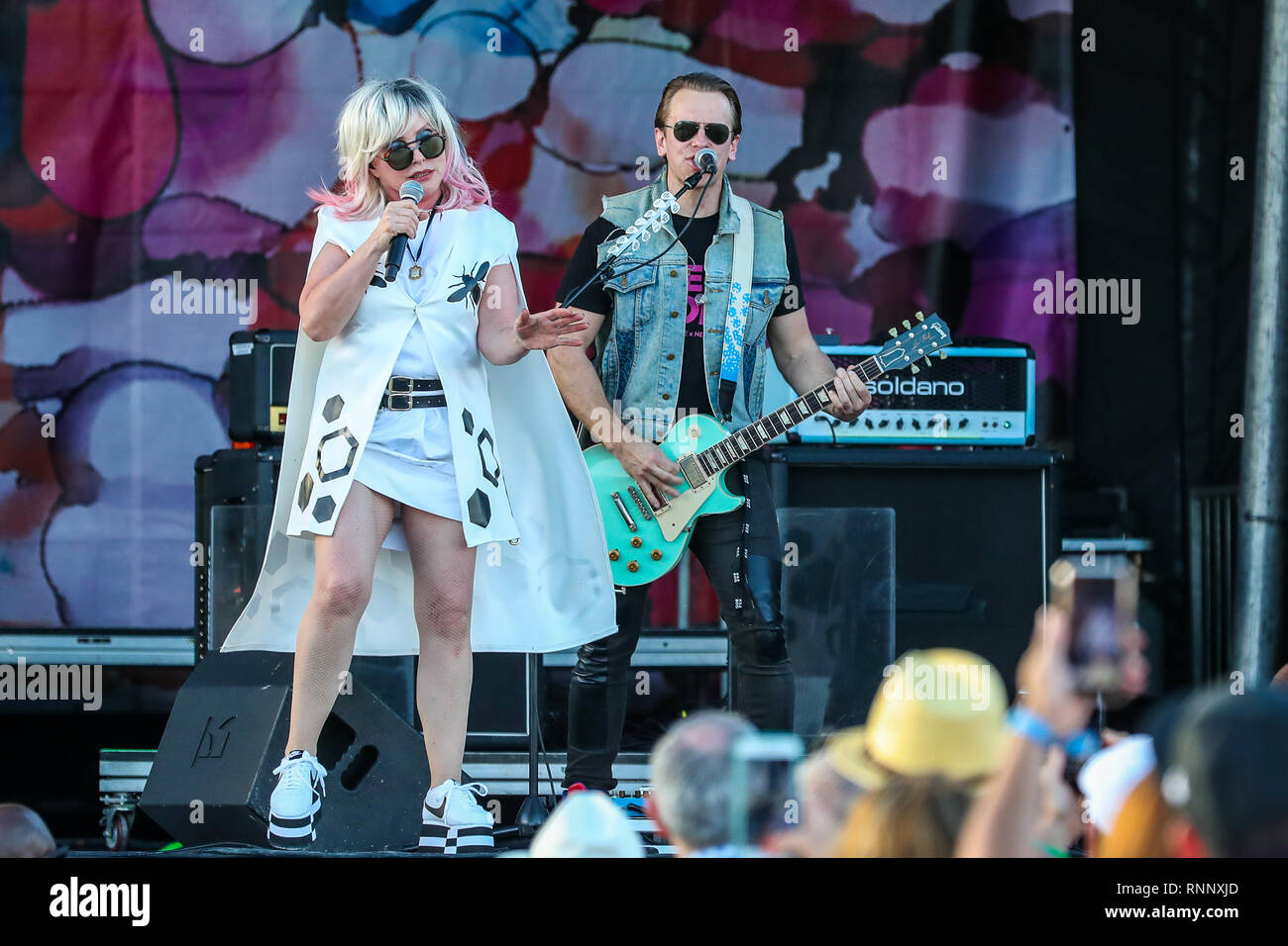 Debbie harry blondie in concert hi-res stock photography and images - Alamy