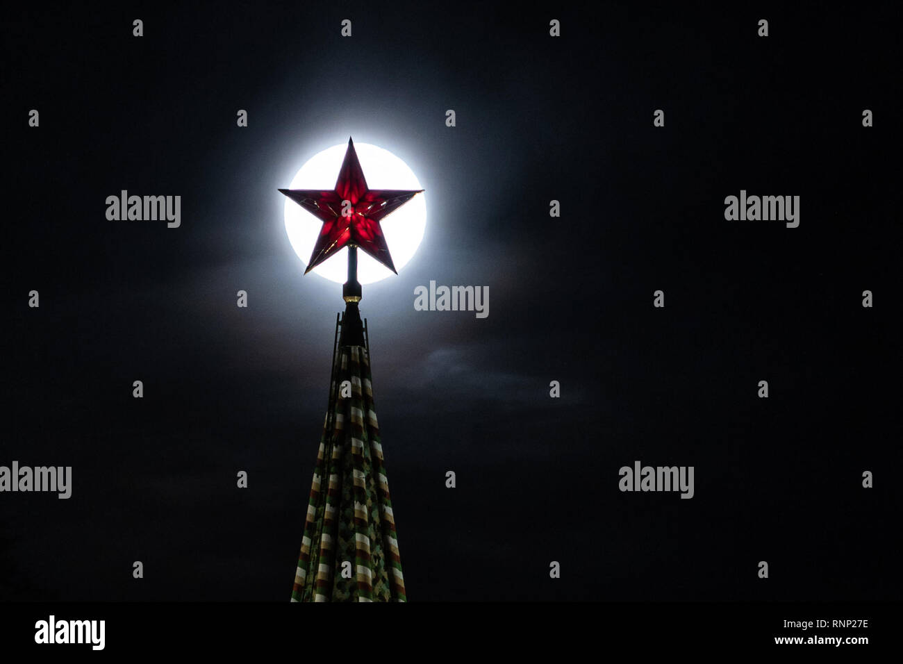 Moscow, Russia. 19th Feb, 2019. A full moon is seen over the Kremlin on ...