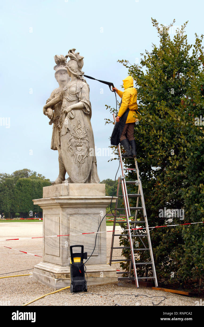 Man cleaning statue hi-res stock photography and images - Alamy