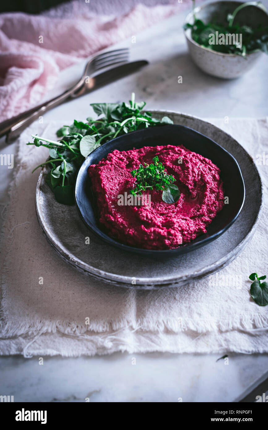 Hummus on plate Stock Photo - Alamy