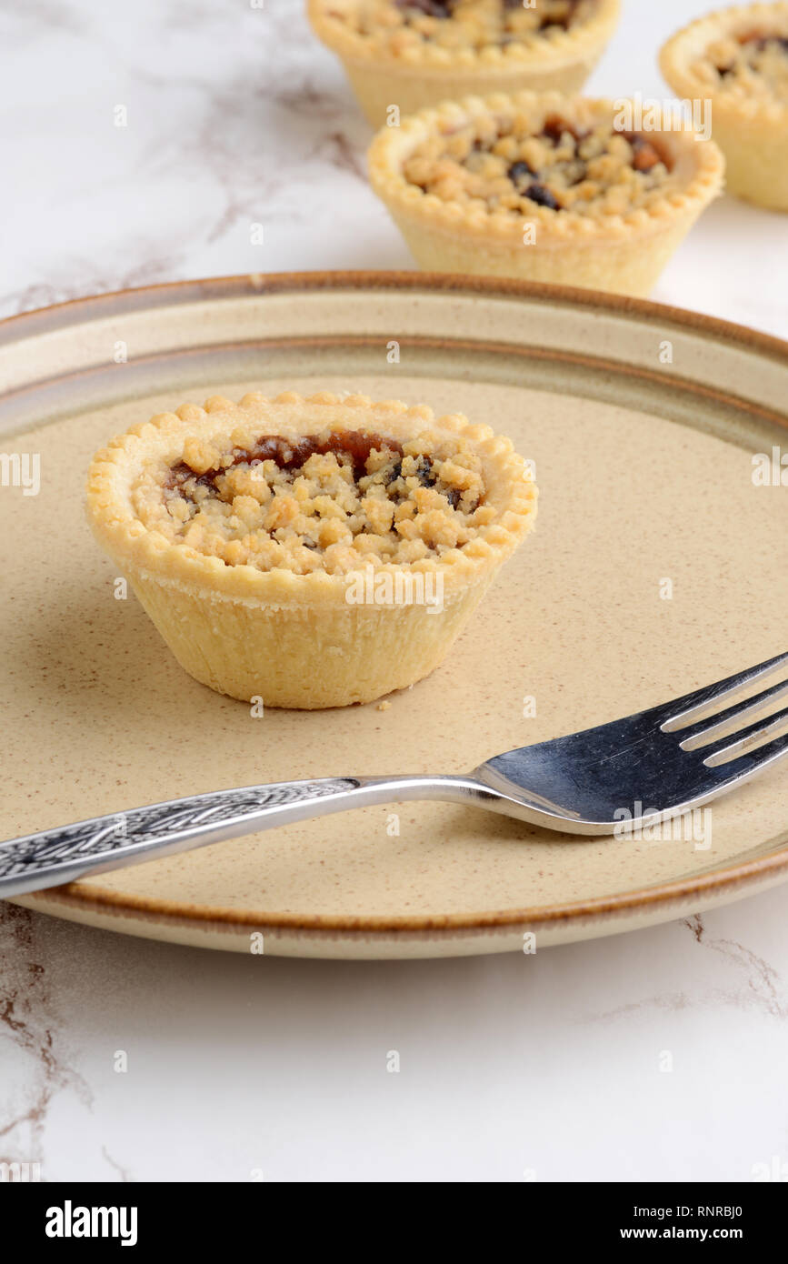 fruit crumble tart on a brown plate Stock Photo - Alamy