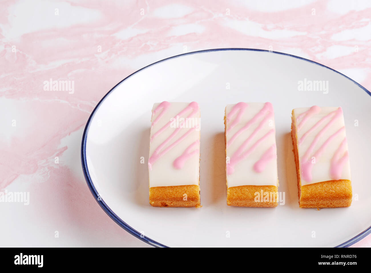 Raspberry angel cake hi-res stock photography and images - Alamy