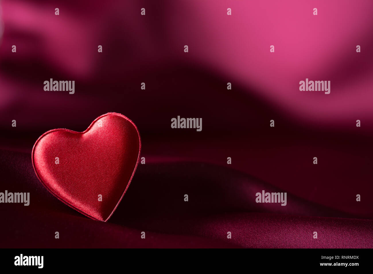Single red heart hi-res stock photography and images - Alamy