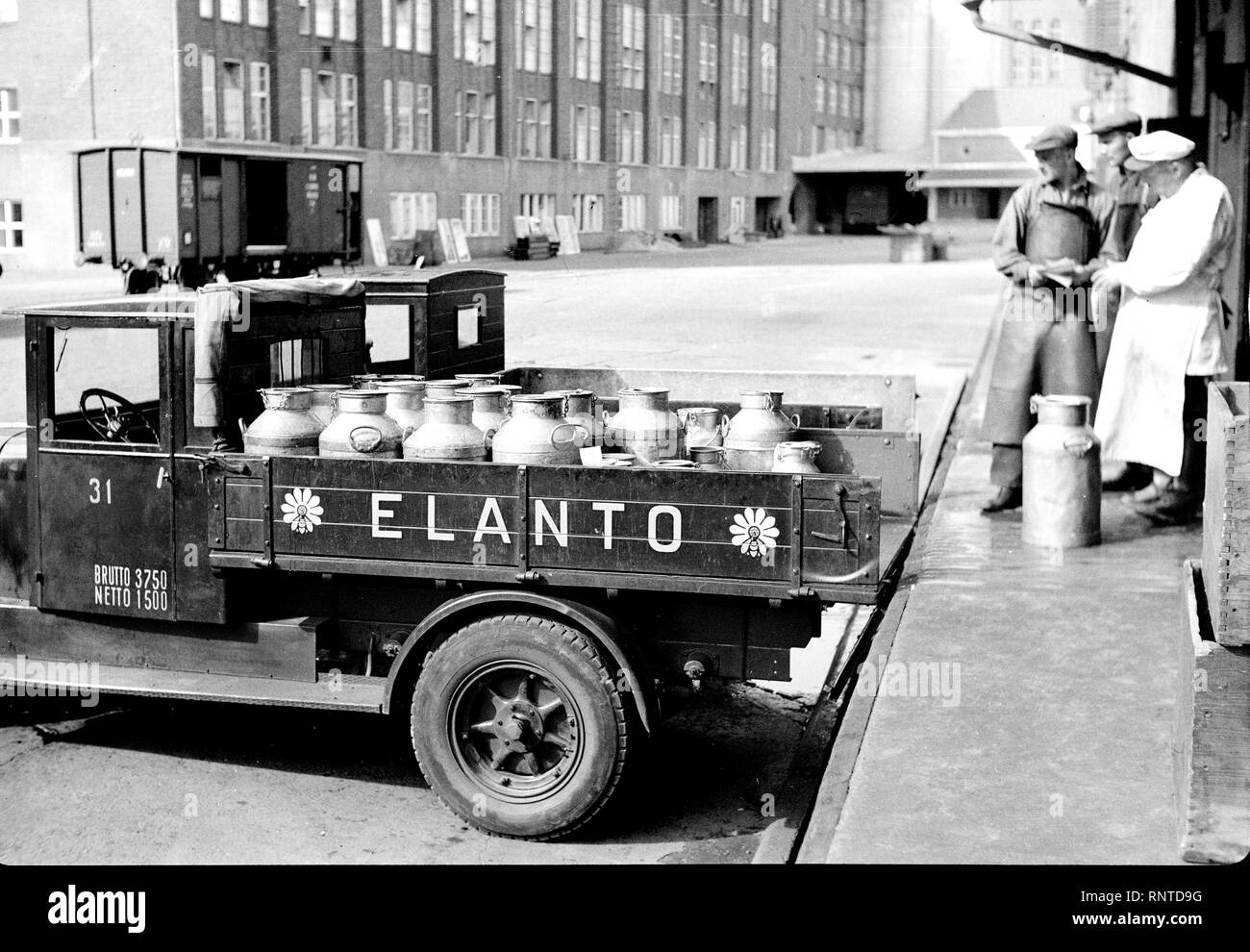 Loading dock Black and White Stock Photos & Images - Alamy