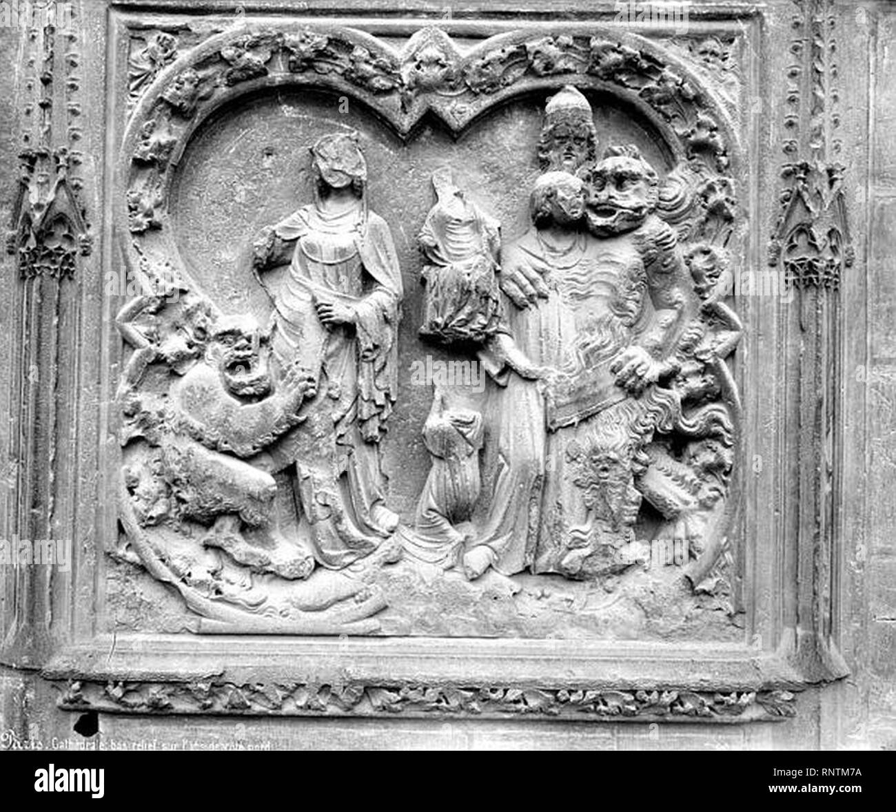 Abside bas relief décorant le mur hi-res stock photography and images ...