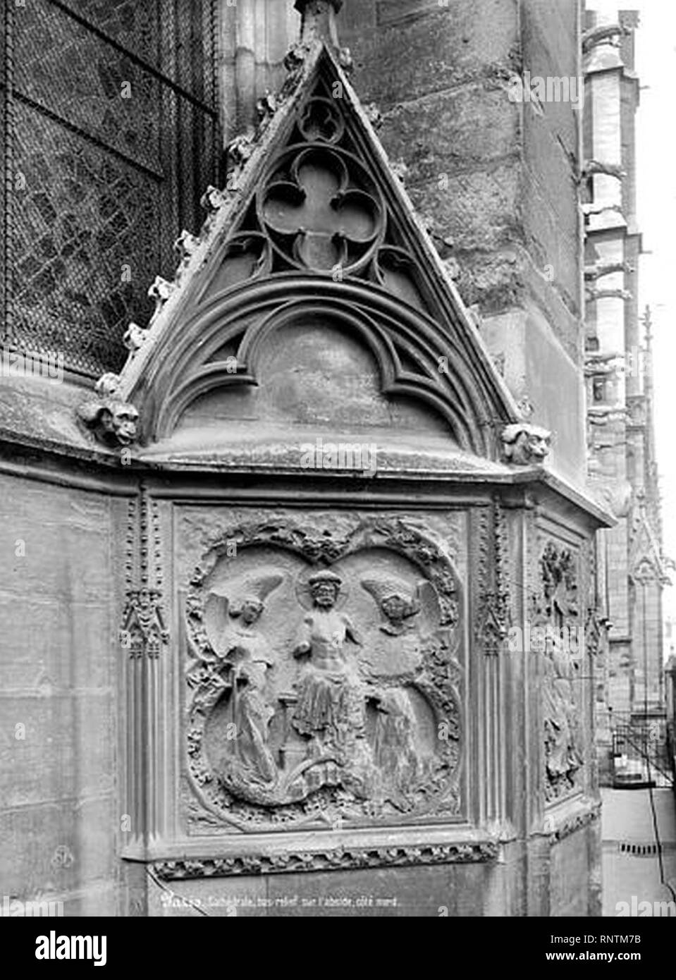 Cathédrale Notre-Dame - Abside côté nord Bas-relief décorant le mur ...