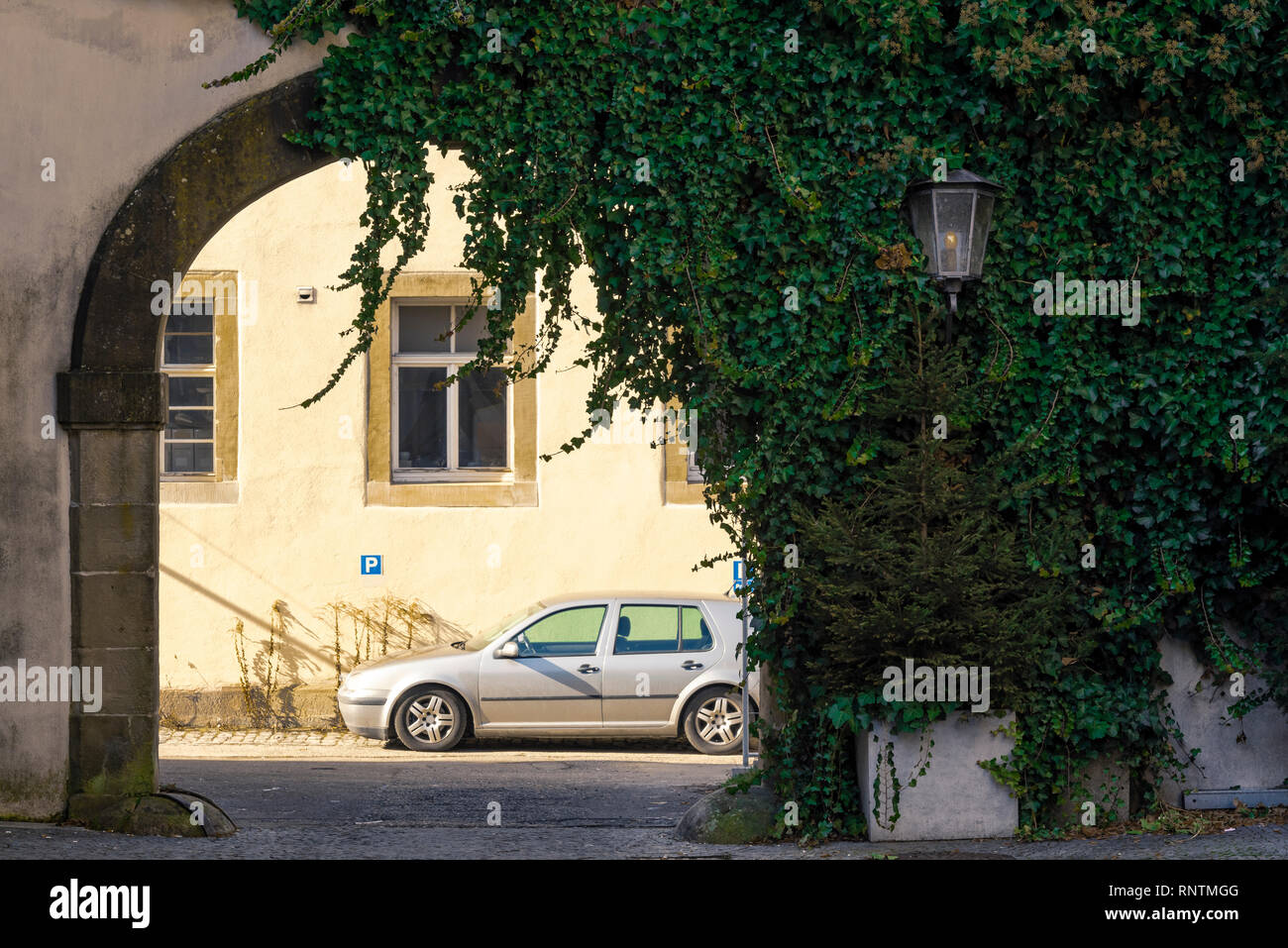 Car behind gate hi-res stock photography and images - Alamy