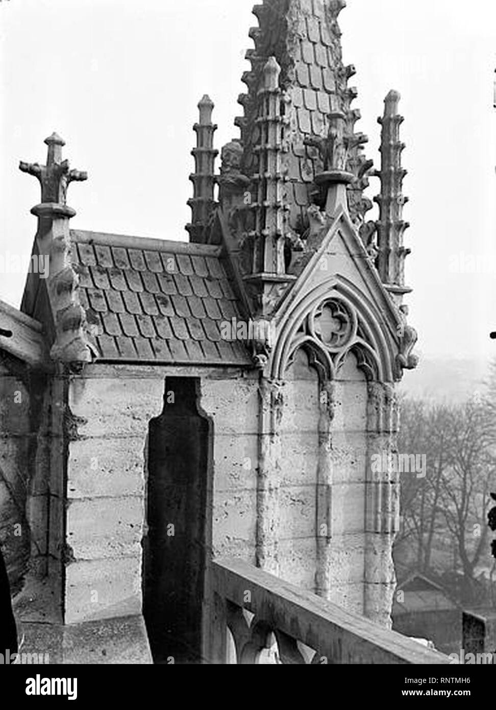 Façade sud de notre dame de paris hi-res stock photography and images ...