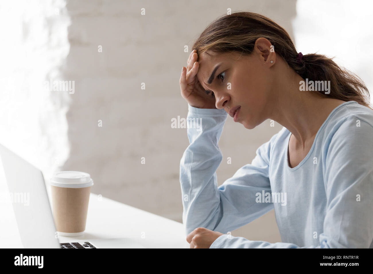 Business worker computer hi-res stock photography and images - Alamy