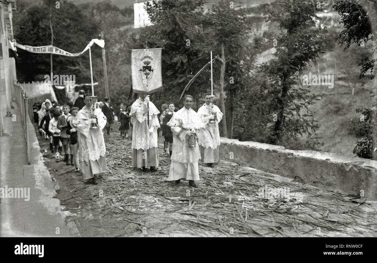 Celebración de un acto religioso en el Colegio Captier y en la gruta de ...