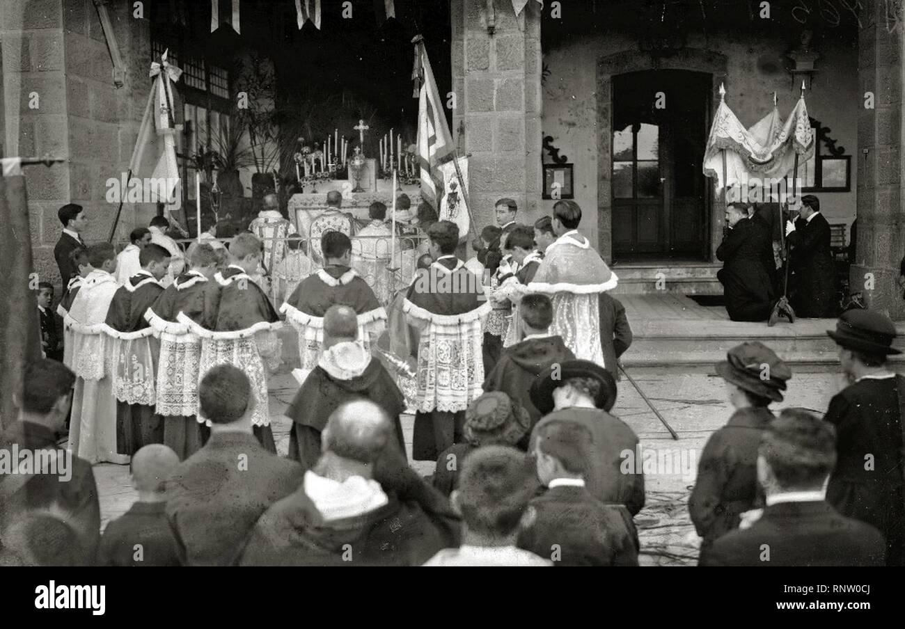 Celebración de un acto religioso en el Colegio Captier y en la gruta de ...