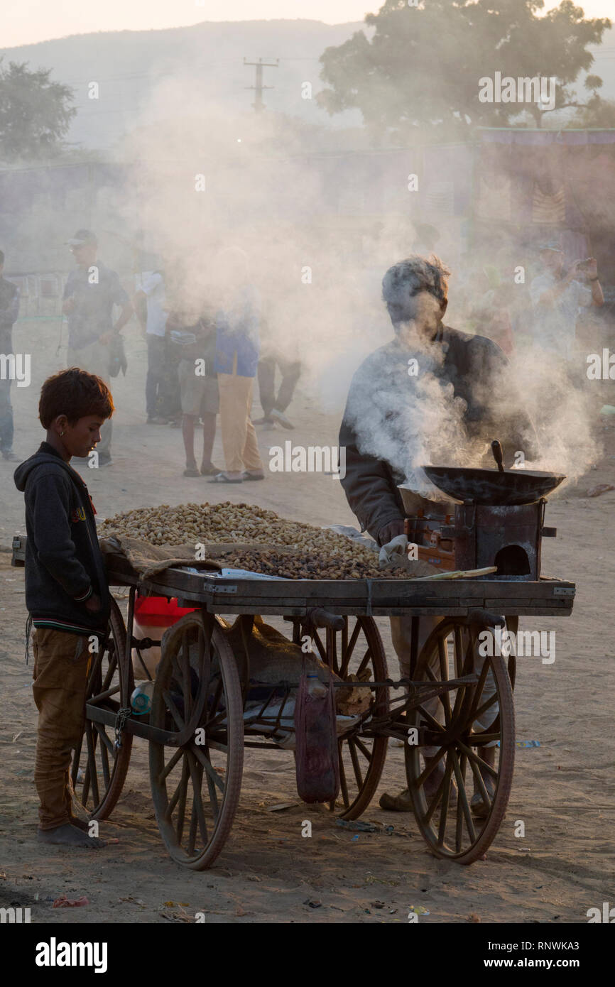 Roasted nuts cart hi-res stock photography and images - Alamy