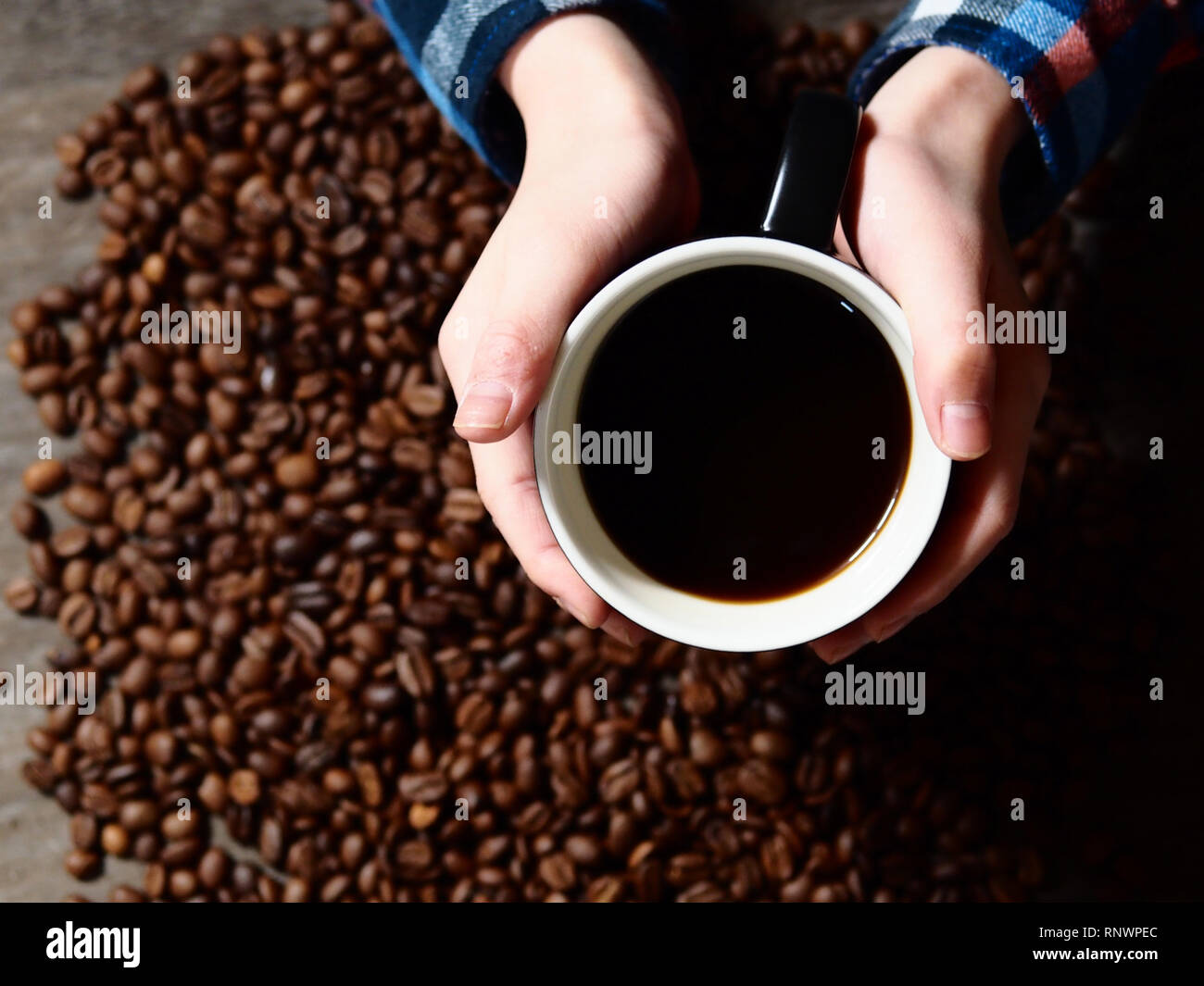 Hands holding coffee cup Stock Photo - Alamy