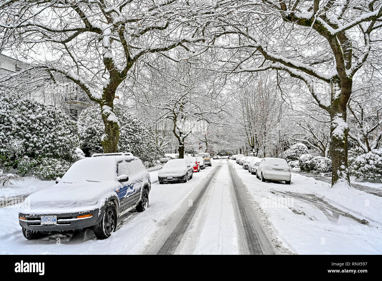 British roads in the snow hi-res stock photography and images - Alamy