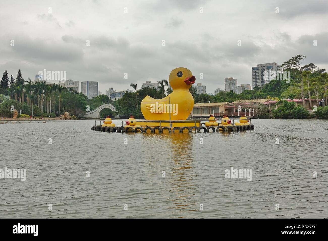 Giant duck hi-res stock photography and images - Alamy