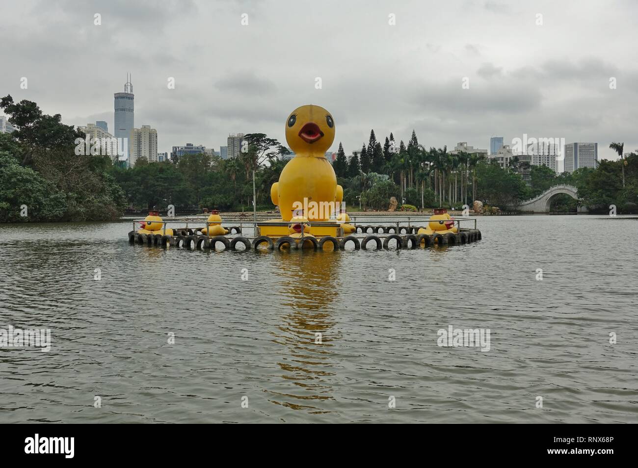 Giant yellow duck hi-res stock photography and images - Alamy