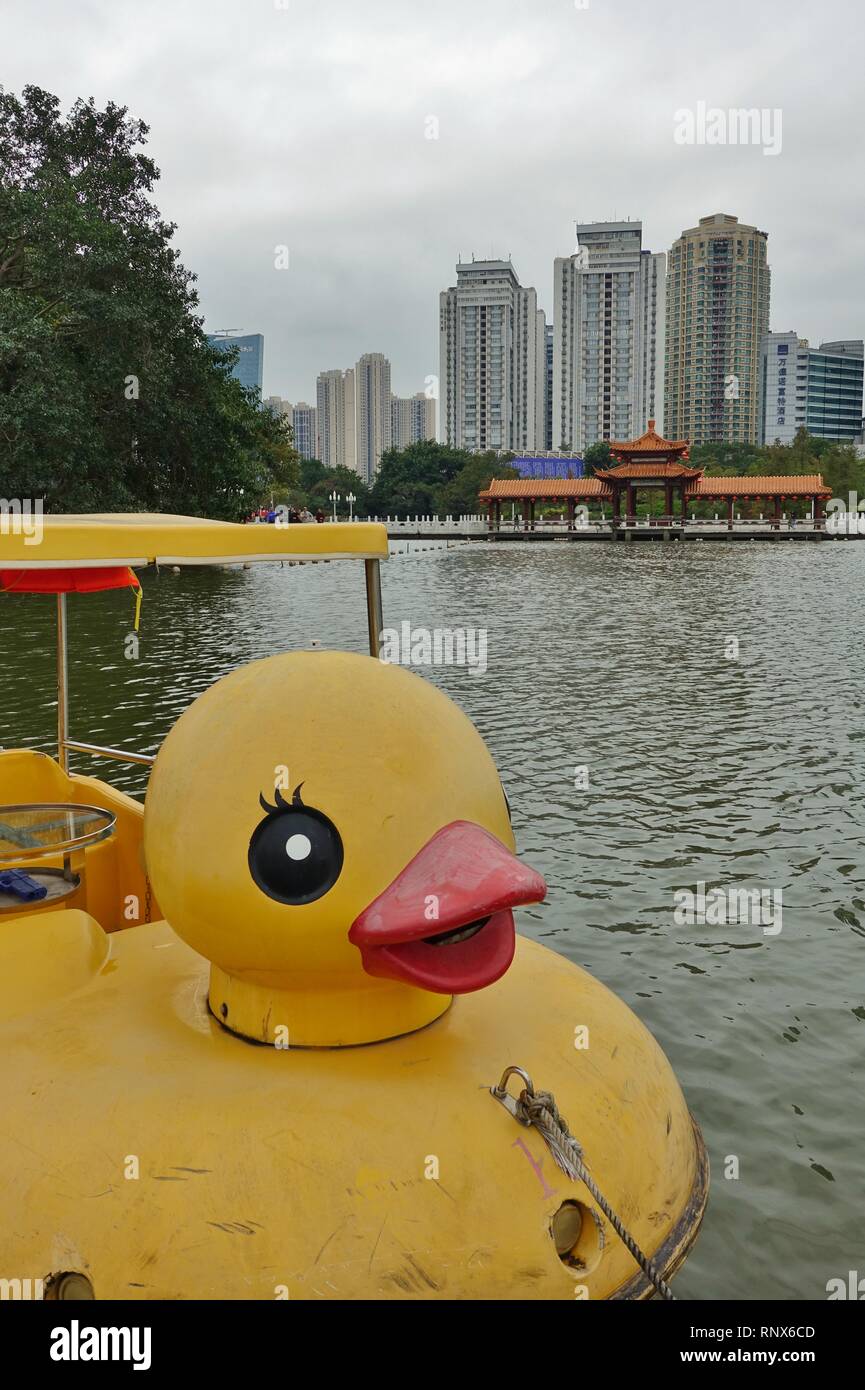 Giant yellow duck hi-res stock photography and images - Alamy
