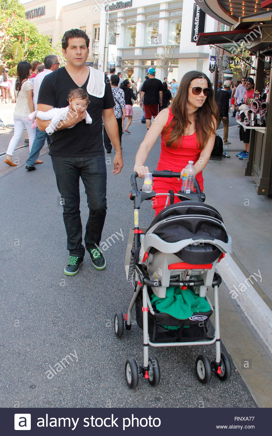 Linda Cardellini And Steve Rodriguez Stock Photos & Linda Cardellini ...