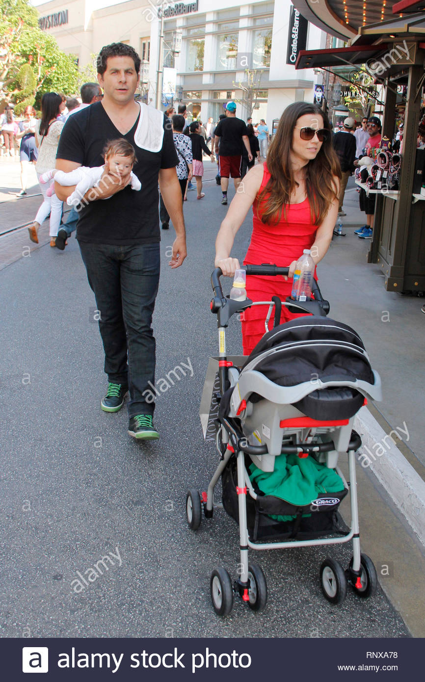 Linda Cardellini And Steve Rodriguez Stock Photos & Linda Cardellini ...