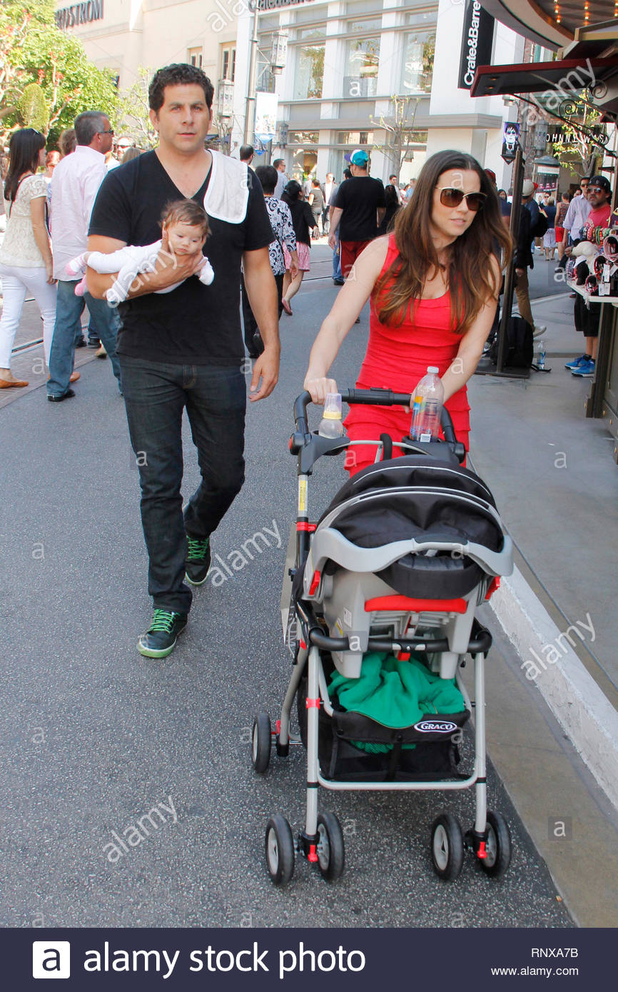 Linda Cardellini And Steve Rodriguez Stock Photos & Linda Cardellini ...