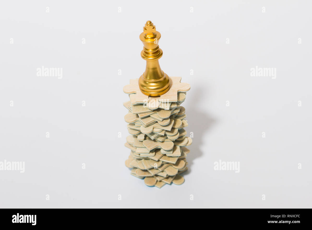 Chess pieces and puzzles, teamwork Stock Photo - Alamy
