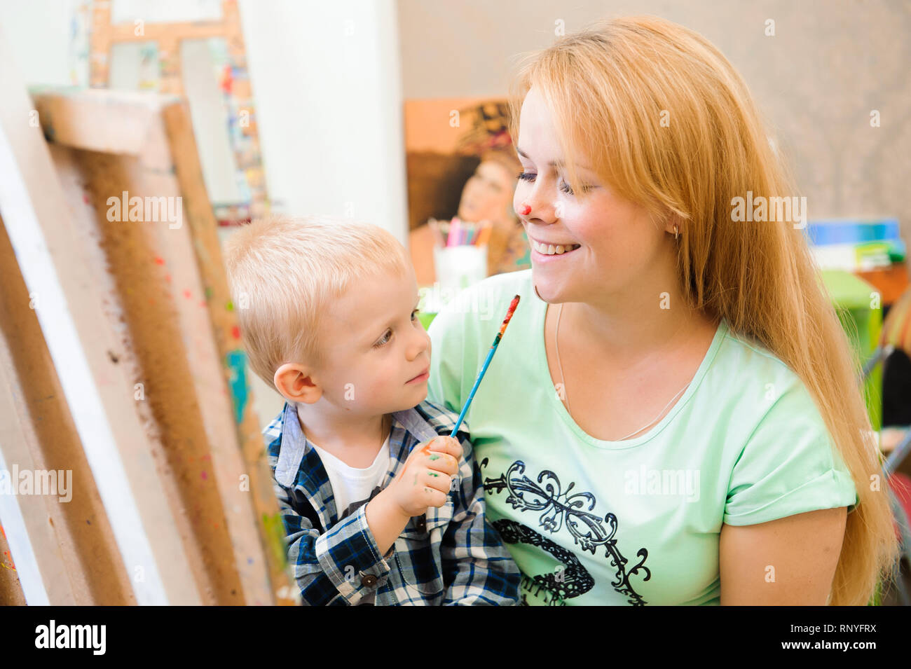 Mother and child draw a picture paints, art lesson Stock Photo - Alamy