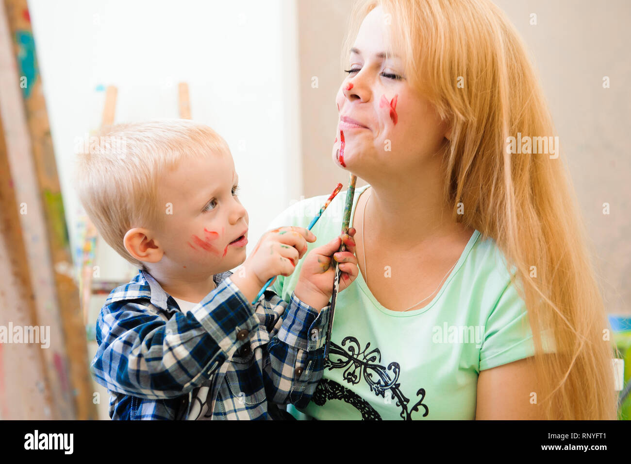 Mother and child draw a picture paints, art lesson Stock Photo - Alamy