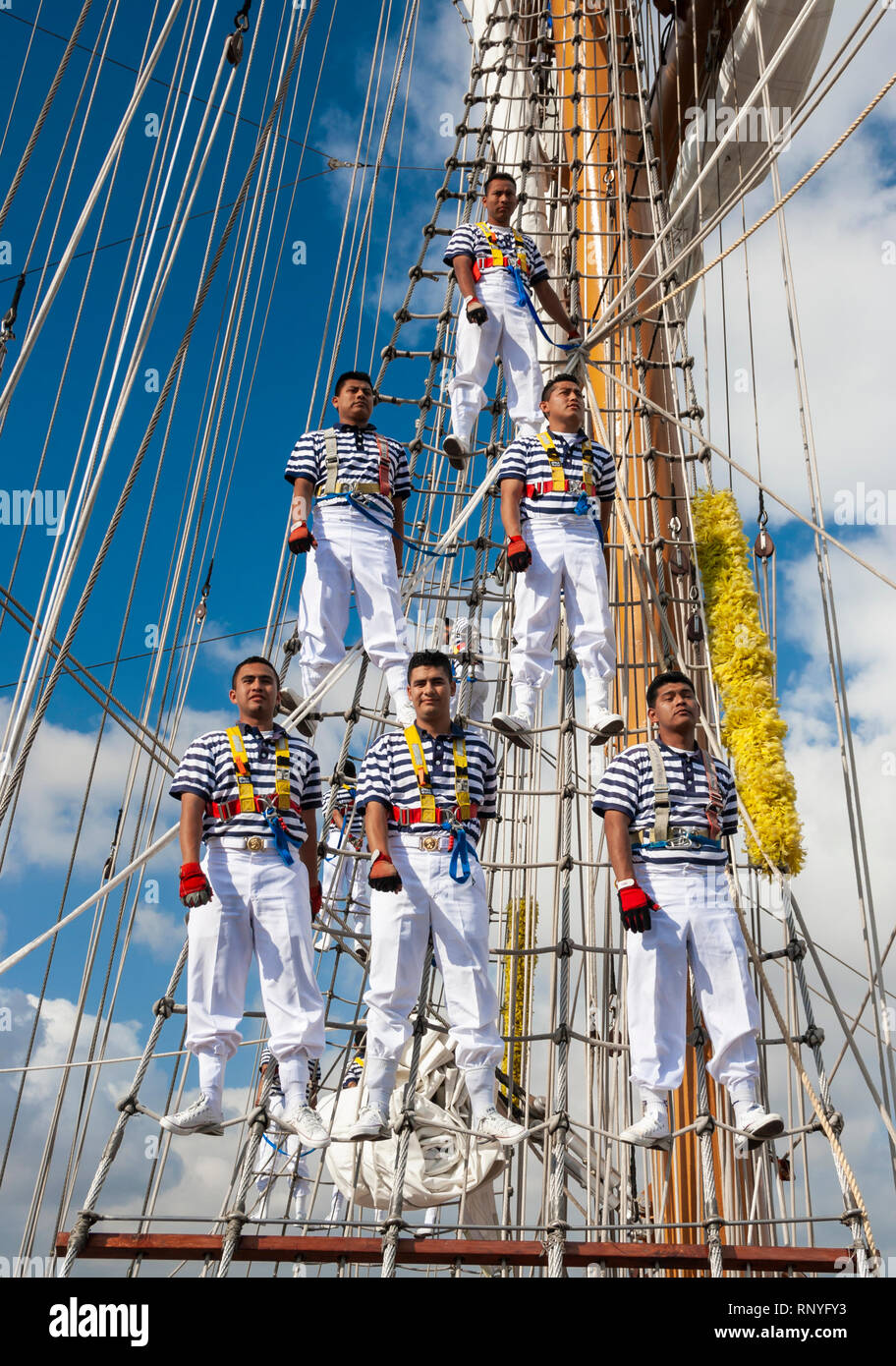 Rigging crew hi-res stock photography and images - Alamy