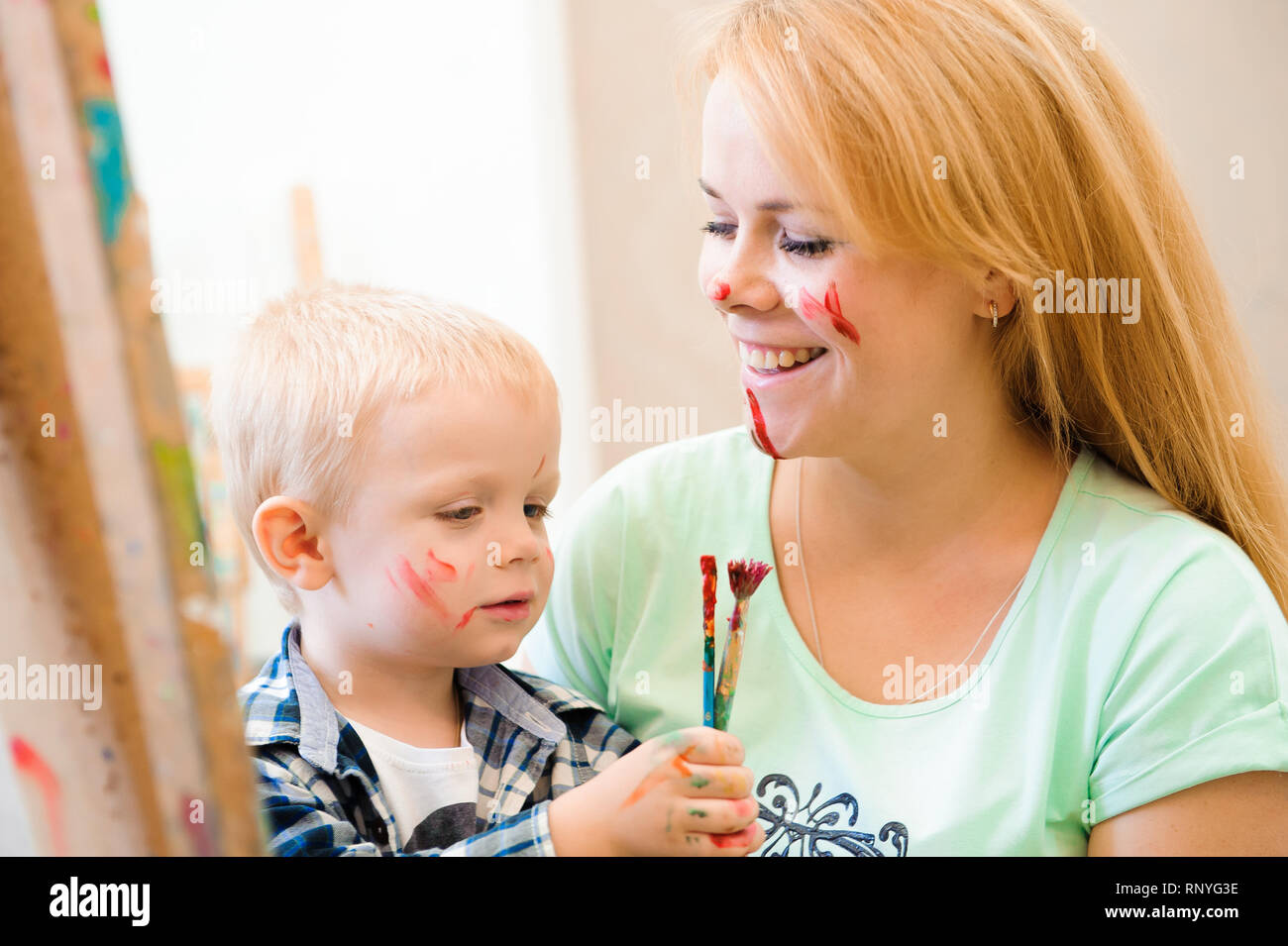 Mother and child draw a picture paints, art lesson Stock Photo - Alamy