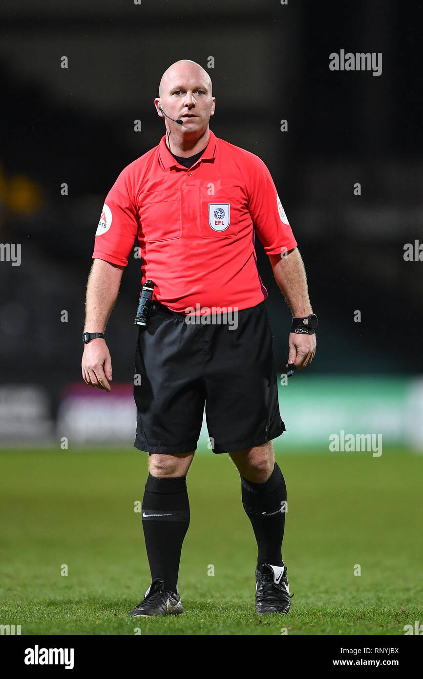 League two referee hi-res stock photography and images - Alamy
