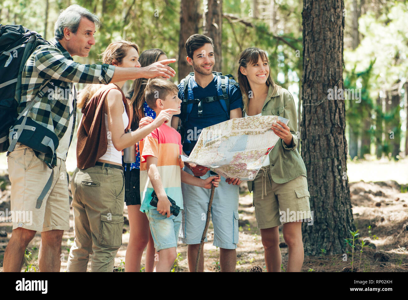 Family pointing at map hi-res stock photography and images - Alamy