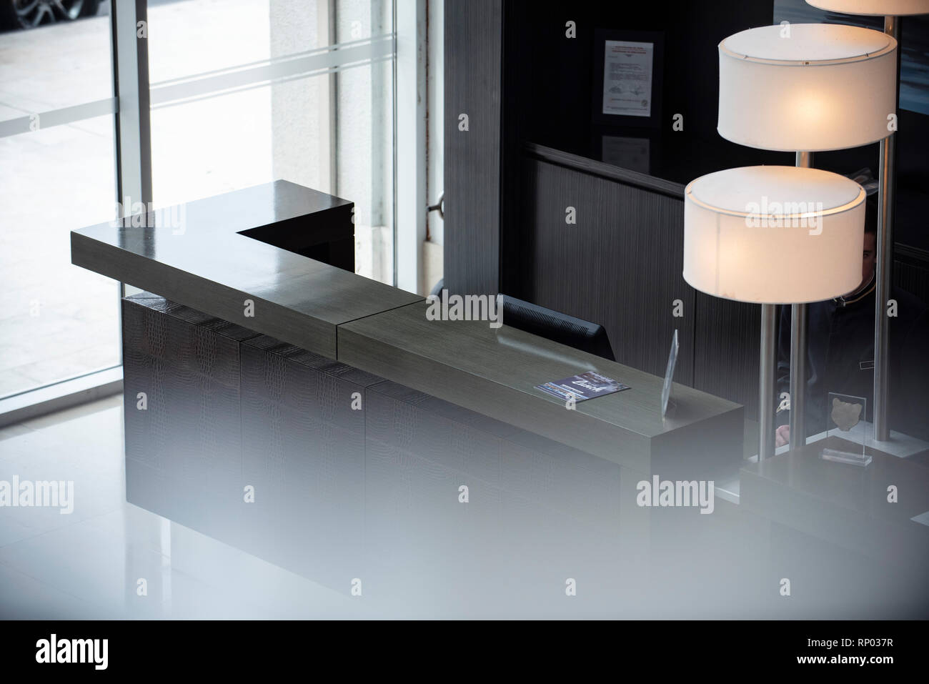 Modern reception desk hi-res stock photography and images - Alamy